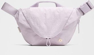lululemon Geschwungene Crossbody-Tasche 3 L - Gr&ouml;&szlig;e 3 l in Faint Lavender