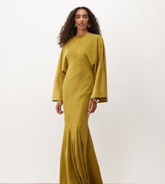 Asos Tall ASOS DESIGN Tall robe longue cape &agrave; manches kimono avec godets et d&eacute;tail lien &agrave; pampilles en olive dor&eacute;-Multi