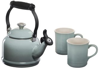 LE CREUSET Le Creuset Emaille auf Stahl, Demi-Wasserkocher mit Metall-Finish und Steingut, Set mit 2 Tassen, 1,25 qt. Wasserkocher & (2) 400 ml Tassen, Meersalz