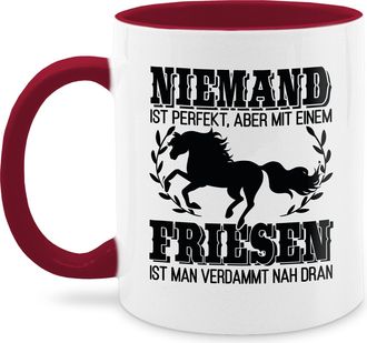 Shirtracer Tasse Tassen 325ml - Pferde - Niemand ist perfekt, aber mit einem Friesen ist man verdammt nah dran - 325 ml - Bordeauxrot - pferdetassen spr&uuml;che pfer