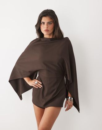 Missy Empire Playsuit mit hohem Kragen und Cape in Schokobraun