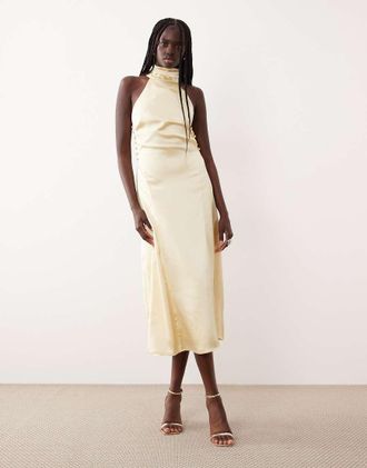 Pretty Lavish Robe longueur mollet en satin avec col montant et d&eacute;coupe dans le dos - Jaune beurre citron