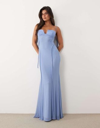 Asos Robe longue effet sculptant en tulle avec bonnets pr&eacute;form&eacute;s et coutures apparentes - Bleu p&acirc;le