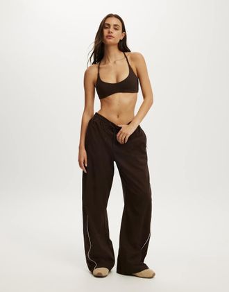 Cotton On Weite Jogginghose aus Webstoff in Braun