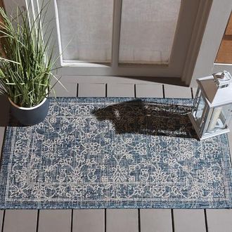 Safavieh Geometrisch Teppich f&uuml;r Drinnen & Draussen - Courtyard Collection, Kurzer Flor, Grau und Marineblau, 69 X 152 cm