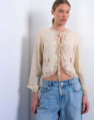 Topshop Top d&eacute;licat &agrave; manches longues avec empi&egrave;cement en dentelle et liens nou&eacute;s sur lavant - Blanc cass&eacute;