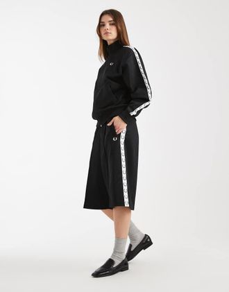Fred Perry Trainingsjorts in Schwarz mit Logoband, Kombiteil