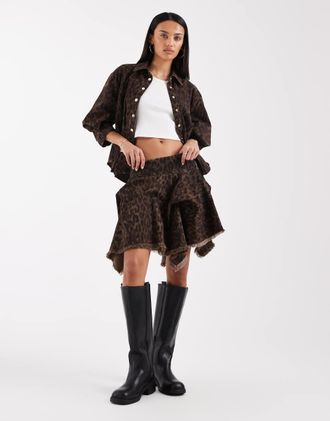 AllSaints Crissy - Mini-jupe en jean &agrave; ourlet en pointe et imprim&eacute; l&eacute;opard - Marron-Brown