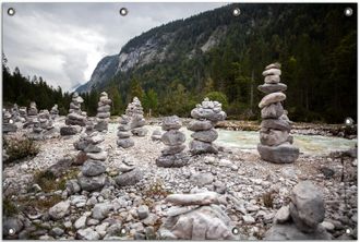 Wallario Outdoor-Poster f&uuml;r Garten oder Balkon Steinm&auml;nnchen am Wasser, Motivbanner Gr&ouml;&szlig;e: ca. 80 x 120 cm, Outdoor-Bild