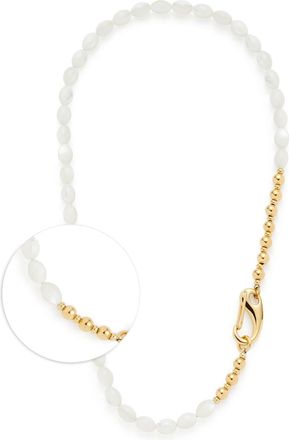 Leonardo Halskette Patsy - kurze Statement-Kette aus goldfarbenem Edelstahl - weiße Muschelperlen in Olivenform - polierte Goldkugeln - 50 cm Länge - Schmuck G