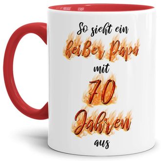 Tassendruck Tasse So sieht ein hei&szlig;er Papa mit 70 Jahren aus - Geschenk-idee/Familie/Mutter/Vater/Innen & Henkel Rot
