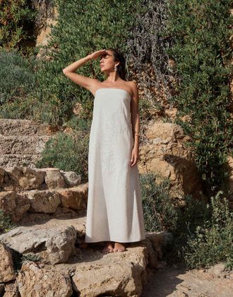4th & Reckless x Luana Barron - Tr&auml;gerloses, trapezf&ouml;rmiges Maxikleid in Cremewei&szlig; mit Leinenanteil und Sonnen-Stickerei