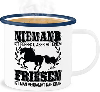 Shirtracer Emaille Becher Blechbecher - Pferde - Tassen - Niemand ist perfekt, aber mit einem Friesen ist man verdammt nah dran - 300 ml - Weiß Blau - sprüche pf