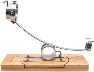 3 Claveles 3 Claveles - 360&ordm; drehbarer Schinkenhalter mit 3-Ecken-Schwenkkopf, drehbarem Fu&szlig; of Holz und Beschl&auml;gen of Metall