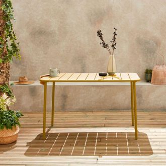 Sweeek Table de jardin m&eacute;tal 4 places. ocre. Amelia. 120x70cm. traitement antirouille. lattes et bords arrondis