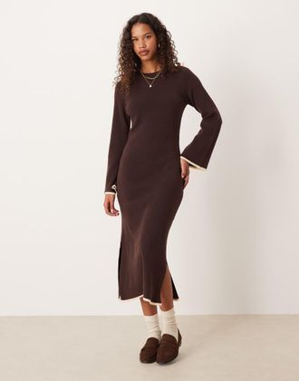 Vila Robe textur&eacute;e mi-longue en maille duveteuse avec liser&eacute;s contrastants - Marron chocolat-Brown