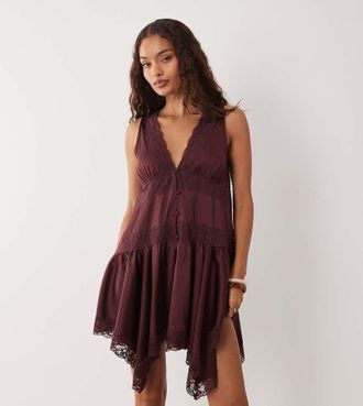 Miss Selfridge Robe courte style boh&egrave;me en satin avec ourlet mouchoir et empi&egrave;cement en dentelle - Chocolat-Brown