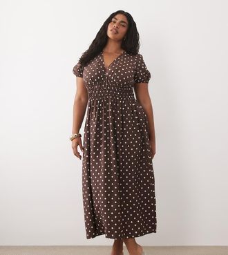 New Look Plus New Look Curve - Robe mi-longue &agrave; pois avec taille fronc&eacute;e - Marron