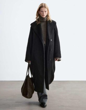 & Other Stories manteau bross&eacute; duveteux riche en laine noir