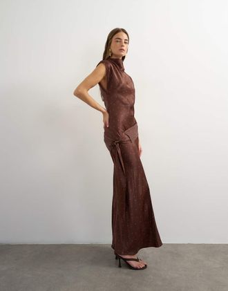 Topshop robe longue en satin &agrave; col int&eacute;gr&eacute;, taille basse et ceinture, chocolat &agrave; pois rouges-Multi