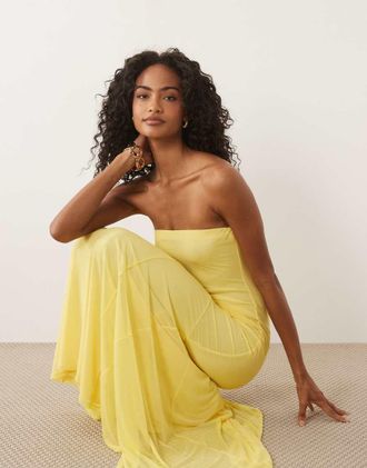 Asos Robe longue bandeau en tulle avec godets et tra&icirc;ne - Babeurre-Jaune
