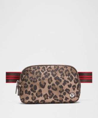 lululemon Sac de ceinture Everywhere 1L L&eacute;opard - Rouge/&Eacute;