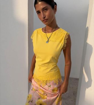 Never Fully Dressed Petite - Maeva - Jupe mi-longue en satin avec ourlet bord&eacute; de dentelle - Rose &agrave; pois et fleurs