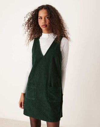 Nobody's Child Piper - Kurzes Sch&uuml;rzenkleid aus Cord in Gr&uuml;n