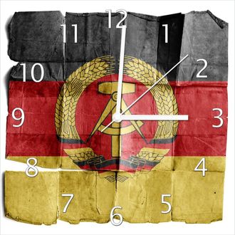 Wallario Design-Wanduhr DDR Flagge auf altem Papier - schwarz rot Gold aus Glas, Motiv-Uhr Gr&ouml;&szlig;e 30 x 30 cm, wei&szlig;e Zeiger