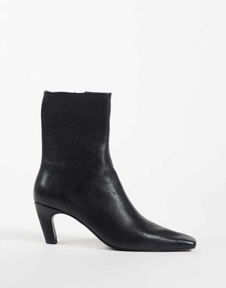 Asos Rumi Leder-Stiefeletten mit eckiger Zehenpartie und Absatz in Schwarz