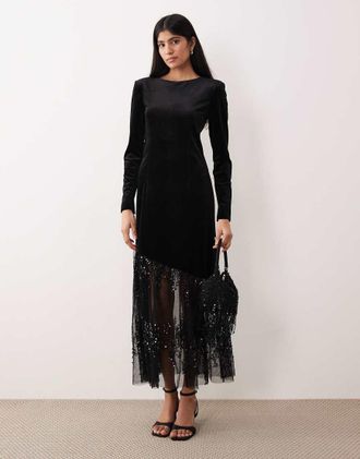 Vero Moda Langärmliges Samt-Maxikleid in Schwarz mit asymmetrischem Glitzersaum