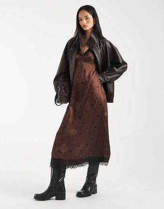 New Look Robe r&eacute;tro mi-longue &agrave; pois avec manches longues - Marron-Brown