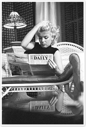 Posterlounge Marilyn Monroe Zeitung lesend Poster von Celebrity Collection 80 x 120 cm Schwarz-Weiß Wandbilder Wanddeko