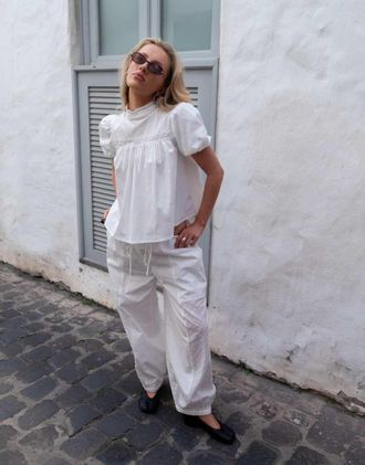 Daisy Street x Emma Jeans - Barrel-Schlupfhose in Wei&szlig; mit Lochstickerei-Einsatz