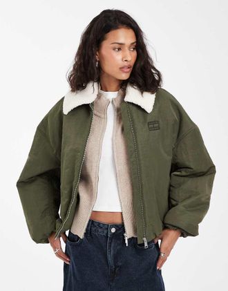 Tommy Jeans Utility-Jacke mit Kunstfellkragen in Khaki-Gr&uuml;n