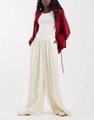 Asos ma&szlig;geschneiderte Satin-Palazzohose in Cremewei&szlig;
