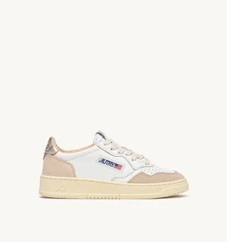 Autry BASKETS MEDALIST LOW EN CUIR ET DAIM BLANC ET OR