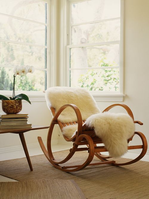 rocking chair bois et peau de mouton