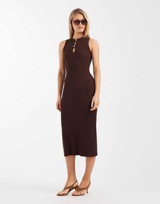 New Look Midi-Strickkleid in Braun mit Schl&uuml;ssellochausschnitt und sonnenf&ouml;rmiger Metallverzierung-Brown