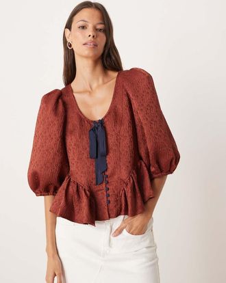 Free People Pamela - Oberteil in Spiced-Rum-Rot mit Schleife-Schwarz