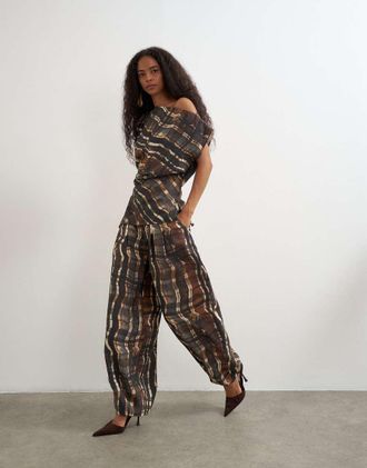 Topshop ensemble pantalon pliss&eacute; &agrave; carreaux-Marron