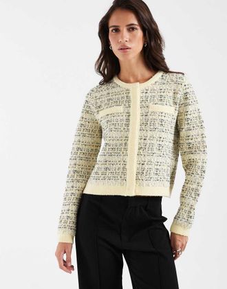 Asos Strickjacke mit Boucl&eacute;-Struktur und Rundhalsausschnitt in Gelb