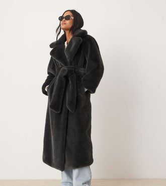 Asos Petite ASOS DESIGN Petite - Longline-Mantel aus Kunstpelz in Tannengr&uuml;n mit Bindeg&uuml;rtel