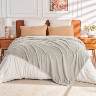 Emme Kuscheldecke Flauschige Sherpa - 150 x 200 cm, Weiche Warme Wolldecke & Fleecedecke, Tagesdecke, &Uuml;berwurfdecke, Decke f&uuml;r Sofa, Couch, Grau