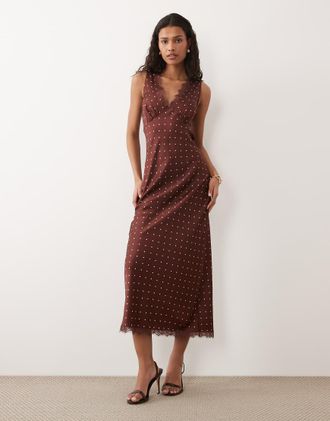 New Look Robe mi-longue en satin &agrave; pois et dentelle - Marron