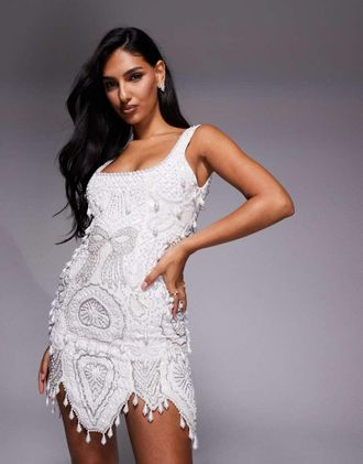 Asos Robe courte orn&eacute;e de strass avec ourlet festonn&eacute; et perles incrust&eacute;es - Blanc