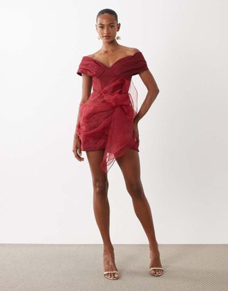 Asos Schulterfreies, strukturiertes Minikleid in Burgunderrot mit Organza-Rock
