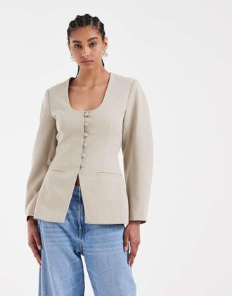 Asos Blazer cintr&eacute; &agrave; encolure tr&egrave;s d&eacute;gag&eacute;e - Taupe-Neutral