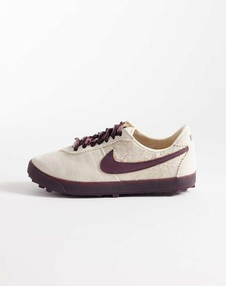 Nike Astrograbber - Sneaker in Creme und Burgunderrot mit Schn&uuml;rb&auml;ndern-Brown