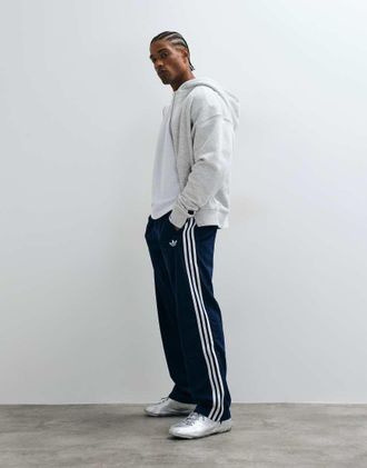 adidas Originals pantalon de surv&ecirc;tement Firebird &agrave; maille piqu&eacute;e bleu marine